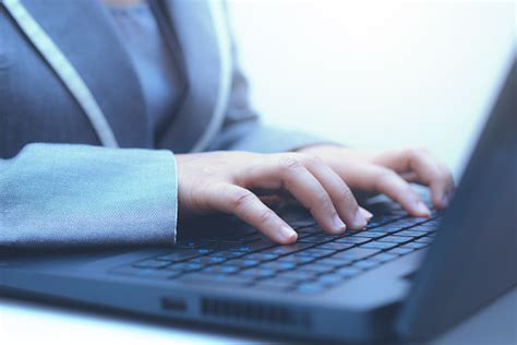 직장이나 직장에서 책상에서 일하고 직장에서 작업하고 작업하는 기술 네트워킹을 검색하기 위해 노트북 키보드를 입력하고 사용하는 비즈니스 우먼의 클로즈업 검색에 대한 스톡 사진