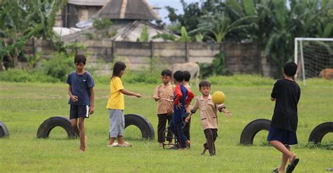 걱정 없는 건강 게임 골대 공 공원 공원 생활 그룹 노는 시간 놀이 놀이터 들판 레저 레크리에이션 맨발 사회적 상호 작용 스포츠 신체 활동