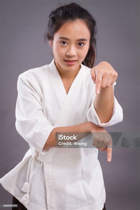 여자 전투기 초상화 중국 무술 공후 쿵푸 태극권 태극권 Mma 스튜디오 고립 초상화를 연습하는 아시아 여성 소녀 전투기 훈련 개념 20 대 젊은 성인 아시아 여자 모델 20