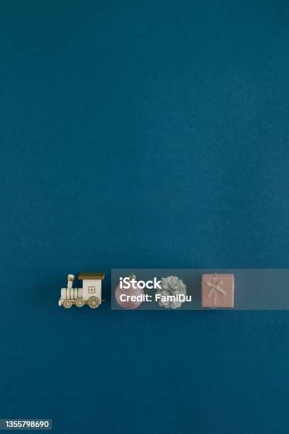 파란색 배경에 기관차와 새해 물건으로 만든 창조적 인 배열 최소한의 수직 플랫 평지 개념 크리스마스 전화 배경 화면 선물 배달 영감 0명에 대한 스톡 사진 및 기타 이미지