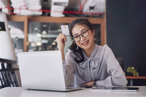 캐주얼 한 입고 손에 아름 다운 젊은 아시아 비즈니스 여성 창의적인 협력에서 흰색 모형 신용 카드를 보여주는 30 34세에 대한 스톡 사진 및 기타 이미지 Istock