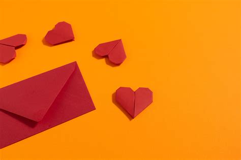 노란 배경에 사랑에 빠진 커플을 위한 발렌타인 데이를 축하하기 위해 컬러 종이로 만든 종이 접기 하트 2월에 대한 스톡 사진 및 기타 이미지 Istock