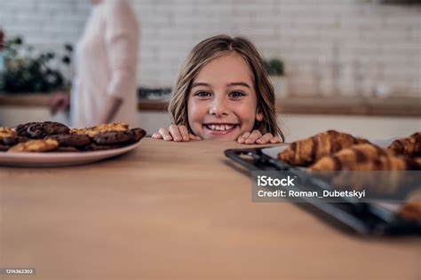 아이들과 과자 장난 꾸러기 어린 소녀는 일부 쿠키 부엌 인테리어 복사 공간을 훔칠 것 가정 생활에 대한 스톡 사진 및 기타 이미지 가정 생활 가정 주방 가정의 방