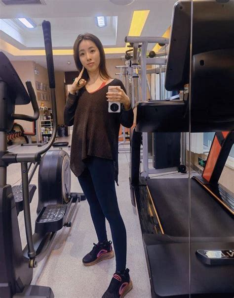 央视李思思素颜健身！微微出汗脸蛋红扑扑 搜狐大视野 搜狐新闻