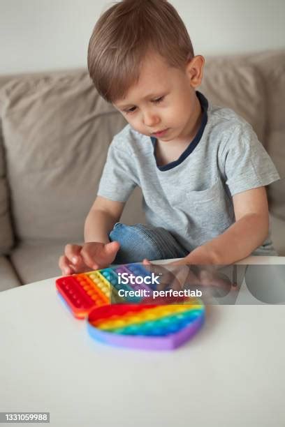 팝 그것 장난감 안절부절 아이 놀이 와 안티 스트레스 장난감 감각 지각에 대한 스톡 사진 및 기타 이미지 감각 지각 개발 기포 Istock