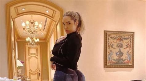 Punya Payudara Besar Model Ini Dipaksa Menutup Aurat Saat Pergi Ke Taman Hiburan