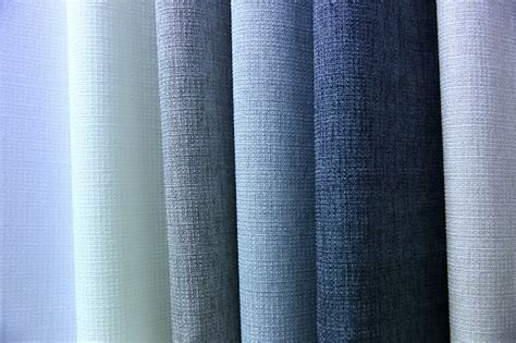 다채로운 직물은 여자와 남자에 대 한 모든 종류의 옷을 디자인 하는 데 사용 됩니다 그것은 캔버스와 목화 실크 옷에 대 한 모든 적합 한 수 있습니다 직물에 대한 스톡 사진