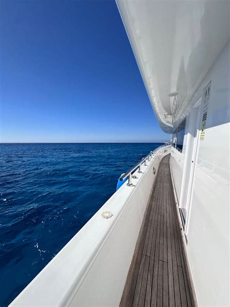 갑판 낮 럭셔리 맑은 하늘 모험 목조 갑판 물 물이 있는 경치 바다 바다 경치 바다 항해 바다의 배 보트