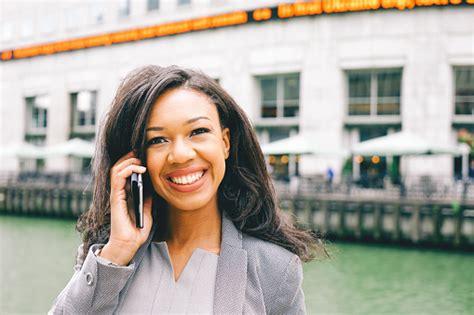 인물사진 성공적인 여성사업가인 스마트폰으로 야외 2015년에 대한 스톡 사진 및 기타 이미지 2015년 30 39세 40 49세 Istock
