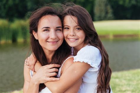 Feliz Madre E Hija Abrazando Al Aire Libre Retrato Foto Gratis