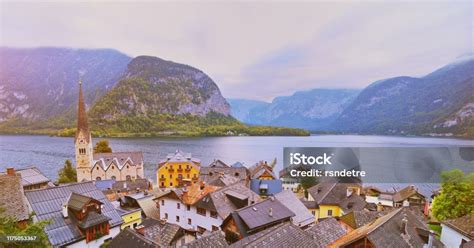 할슈타터 호수가 있는 유명한 할슈타트 산악 마을의 경치 할슈타트 호수의 화창한 가을 일출 위치 리조트 마을 할슈타트 잘츠캄메르구트 지역 어퍼 오스트리아 알프스 유럽 교회에