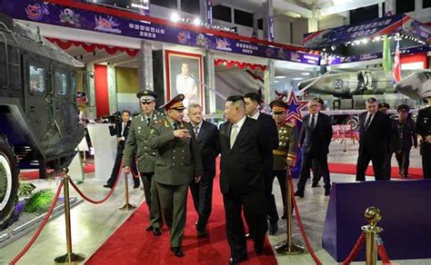 ဗုံးကြဲလေယာဉ်နှင့် ဒုံးကျည်များကို မြောက်ကိုရီးယားခေါင်းဆောင်နှင့် ရုရှားကာကွယ်ရေးဝန်ကြီးတို့ စစ