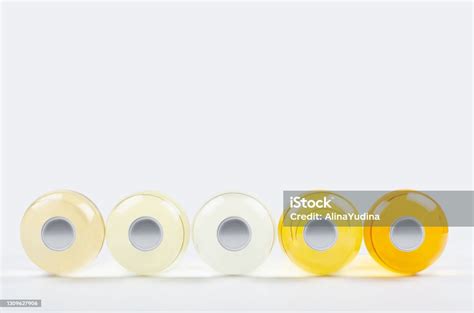 흰색 배경 전면 보기 복사 공간에 다른 창백한 색상 액체 화장품 향수 또는 음료와 빈 실버 캡과 함께 거짓말 투명 병 컬렉션 가득 찬에 대한 스톡 사진 및 기타 이미지