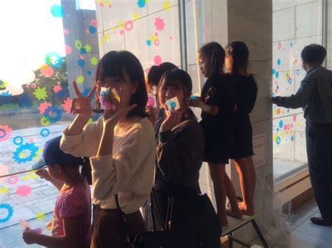 曽谷朝絵さん写真中央
