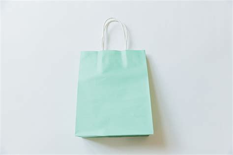 흰색 배경에 고립 된 최소한의 디자인 쇼핑 백 온라인 또는 쇼핑몰 쇼핑 쇼핑 개념 블랙 프라이데이 크리스마스 시즌 세일 플랫 레이 상단 뷰 복사 공간 모의 0명에 대한 스톡