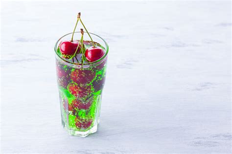 체리 칵테일 흰색 배경에 유리에 빨간 체리 달콤한 체리와 녹색 탄산 음료 복사 공간 0명에 대한 스톡 사진 및 기타 이미지 0명 계절 고명 Istock
