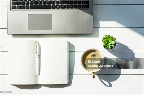 노트북과 커피 한잔 옆 메모장으로 직장 집 식물 옆 흰색 테이블에 Succulents는 평면도 평면 위치 0명에 대한 스톡 사진 및 기타 이미지 Istock