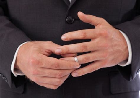 إذا كان البنصر أطول اصبع في يده فهذه هي مواصفات المرأة التي تعجبه Yasmina