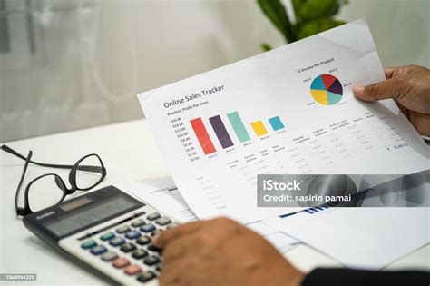 현대 사무실 재무 및 비즈니스 개념에서 차트 그래프 및 계산기로 재무 보고서 프로젝트 회계를 작업하고 분석하는 아시아 회계사 계산기에 대한 스톡 사진 및 기타 이미지