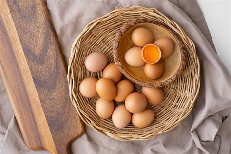 신선한 생 달걀 노른자 흰색 배경에 고립 된 음식 성분을 요리 가금류에 대한 스톡 사진 및 기타 이미지 가금류 건강한 생활방식 건강한 식생활 Istock