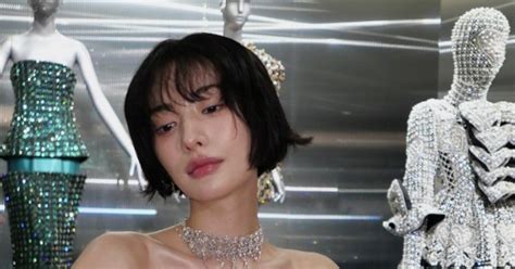 나나 母 위해 문신 지우는중이라더니 가슴 사이에 옅어진 타투