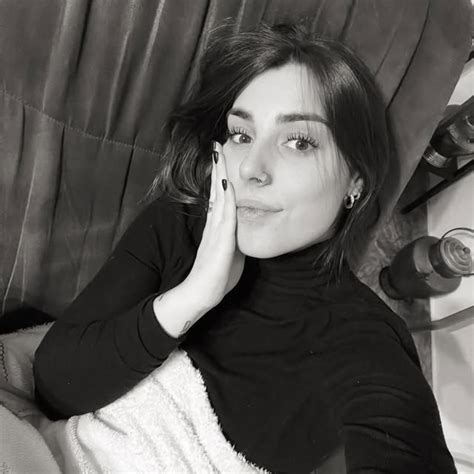 𝐿𝐴𝑉𝐼𝑁𝐼𝐴 𝐵𝑅𝑈𝑆𝐶𝐻𝐸𝑇𝑇𝐼𝑁𝐼 Cu Lavi • Threads Say More