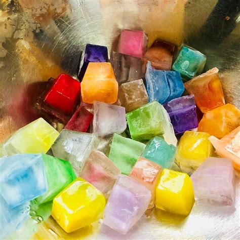 다양한 색상의 아이스큐브 작품