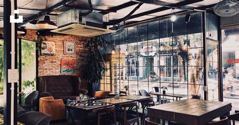 빈 의자와 테이블 사진 Unsplash의 무료 카페테리아 이미지