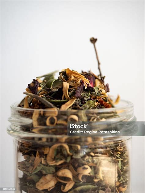 흰색 배경에 흩어져 말린 허브와 유리 항아리에 유기 허브 차 0명에 대한 스톡 사진 및 기타 이미지 0명 건강관리와 의술 건강한 생활방식 Istock