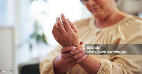 손목 터널 부상 및 관절 염증 근육 염좌 또는 통증으로 집에서 손목 통증이 있는 여성 의료 응급 상황 근접 촬영 및 관절염 또는 골다공증이 있는 여성이 집에 있습니다 60