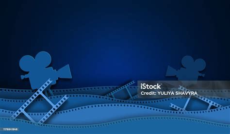 파란색 배경에 격리 필름 스트립 프레임 종이 컷 영화 장식 디자인 레이아웃 시네마를위한 35mm 카메라 디아포지티브 텍스트에 대한 공간이있는 템플릿 시네마 추상 종이 아트