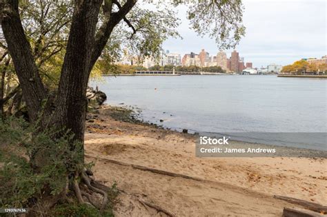 가을 동안 아스토리아 퀸즈 뉴욕의 이스트 리버를 따라 있는 할렛코브 비치 0명에 대한 스톡 사진 및 기타 이미지 0명 가을 강 Istock