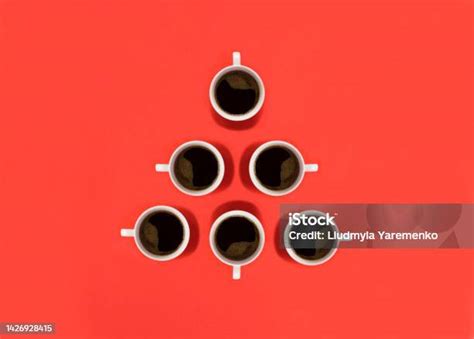 크리스마스 트리 모양의 커피 컵 빨간색 배경 상단 보기 공간을 복사합니다 블랙 커피에 대한 스톡 사진 및 기타 이미지 블랙 커피 커피 마실 것 커피잔 Istock