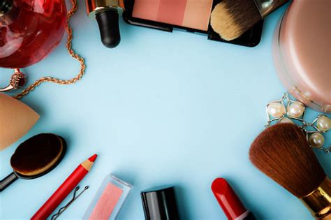 립스틱 형광펜 입술 브러쉬 브러쉬 향수 분말 연필에서 여성 화장품 세트에서 프레임 파란색 배경에 장식품 뷰티 박스 플랫 하다입니다 상위 뷰 그림자에 대한 스톡 사진 및 기타