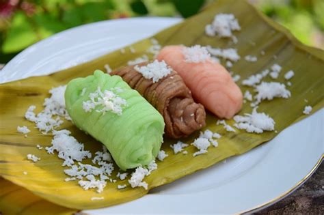 Getuk 원래 중앙 자바 인도네시아에서 전통 음식 으깬 카사바로 만든 게둑 맛을 내고 강판에 간 코코넛과 함께 제공 0명에 대한 스톡 사진 및 기타 이미지 Istock