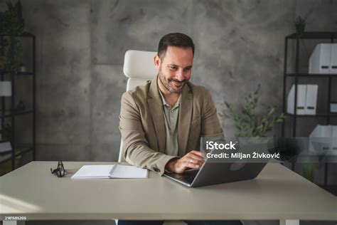 미소 성인 사업가 현대 사무실에서 노트북에 새로운 프로젝트 작업 35 39세에 대한 스톡 사진 및 기타 이미지 35 39세 경영자 경제 Istock