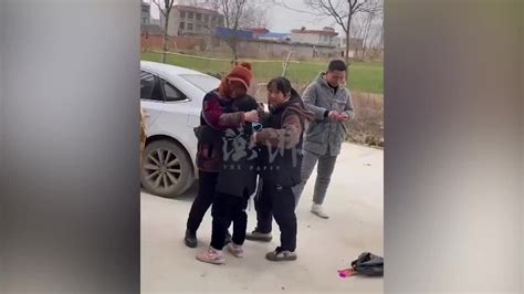 远嫁女子将返程离开，两个女儿抱着外公外婆不舍哭泣凤凰网视频凤凰网