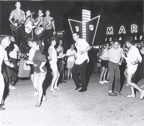 Fascinating Black And White Photographs Show Australia In The 1970s