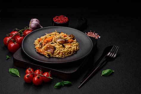 쌀 당근 고기 양파 향신료 및 딸기를 곁들인 맛있는 신선한 필라프 0명에 대한 스톡 사진 및 기타 이미지 0명 건강한 식생활 고기 Istock