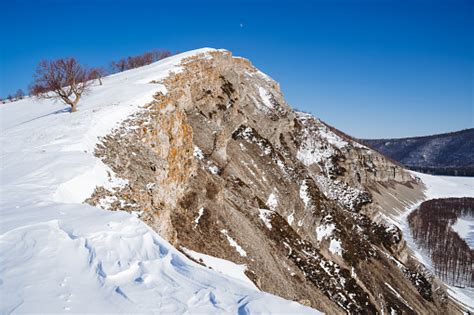 푸른 하늘을 배경으로 바위 봉우리의 산 풍경 러시아의 광활한 산맥 중앙에 있는 바위 질림 강의 바슈키리아에 있는 눈 덮인 봉우리 0명에 대한 스톡 사진 및 기타 이미지
