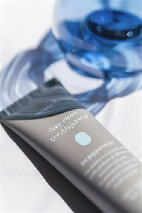 흰색과 파란색 라벨이 붙은 병 사진 Unsplash의 무료 관 이미지