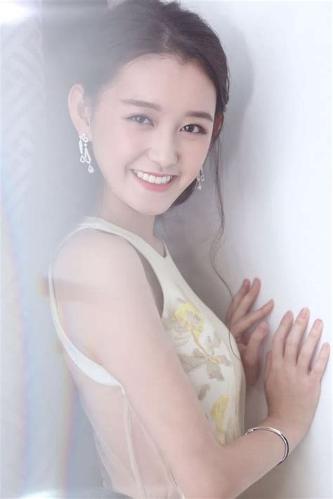 赵露思蒋依依穿闺蜜装出行，看到未修图下真实腿型怀疑自己眼瞎！赵露思蒋依依闺蜜装新浪新闻