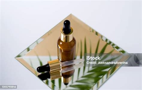 거울에 파이펫이 있는 병에 담긴 화장품 세럼과 반사가 있는 흰색 배경 얼굴 눈 손톱에 대한 관심의 개념 천연 화장품 선택적 초점 복사 공간 거울에 대한 스톡 사진 및 기타