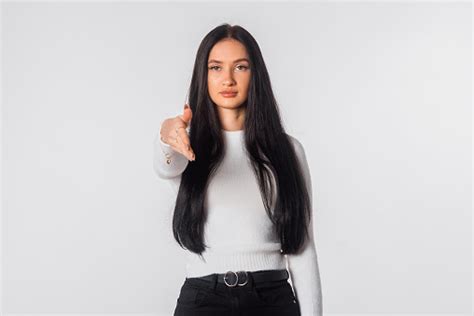 하얀 스튜디오 배경에 서 있는 젊은 친절한 여자의 초상화 손님 고객을 환영하는 자신감있는 소녀 여성 악수 제스처와 인사말 개념 과거에 대한 스톡 사진 및 기타 이미지