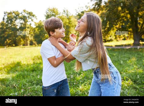 Frère Et Sœur Qui Se Disputent Et Se Battent En été Dans Le Parc En