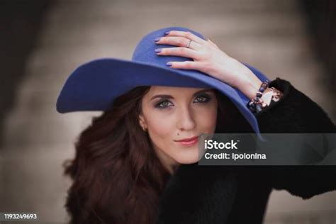 파란 모자를 쓴 아름다운 매력적인 젊은 여성이 이른 봄에 공원에서 산책 2020년에 대한 스톡 사진 및 기타 이미지 2020