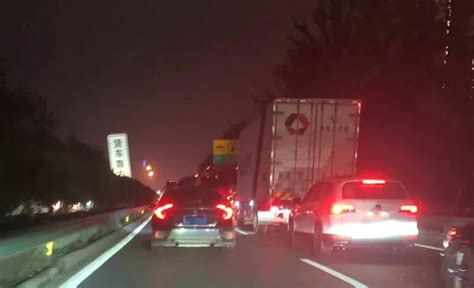 江苏省高速公路局部路段车流量较大 多个收费站暂时关闭 太仓