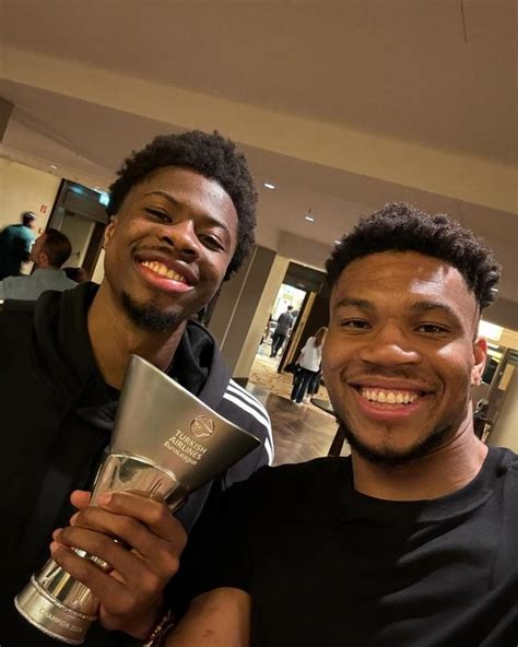 🏆弟弟欧篮联夺冠！字母哥晒合照：nba冠军和欧篮联冠军篮联吉安尼斯·安特托孔波nba新浪新闻