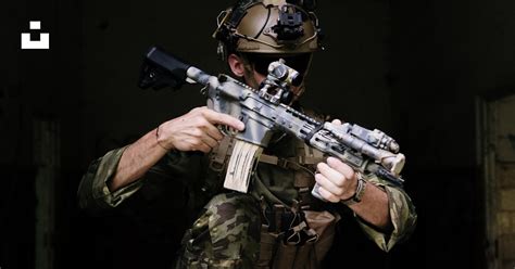 기관총을 들고 있는 위장복을 입은 남자가 사진 Unsplash의 무료 전술적인 이미지