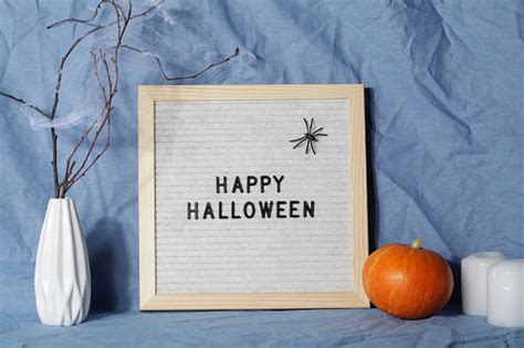 촛불 구겨진 파란색 섬유 소재에 호박을 곁들인 해피 할로윈이라는 문구가 있는 편지판을 느꼈습니다할로윈 데이 컴포지션파티 인사말 카드 10월에 대한 스톡 사진 및 기타 이미지